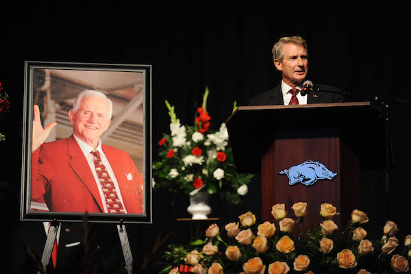WholeHogSports - Broyles remembrance requires big-time treatment