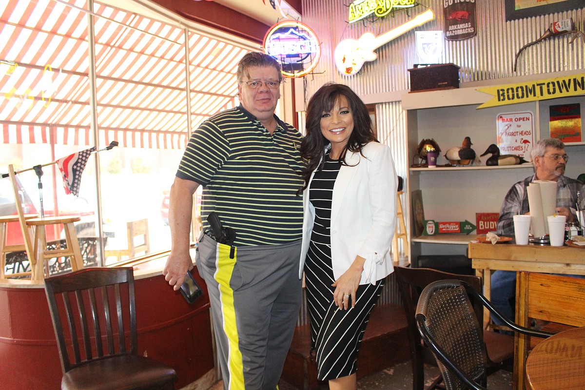 Jan Morgan attends meet and greet at Main Street Pizza | El Dorado News