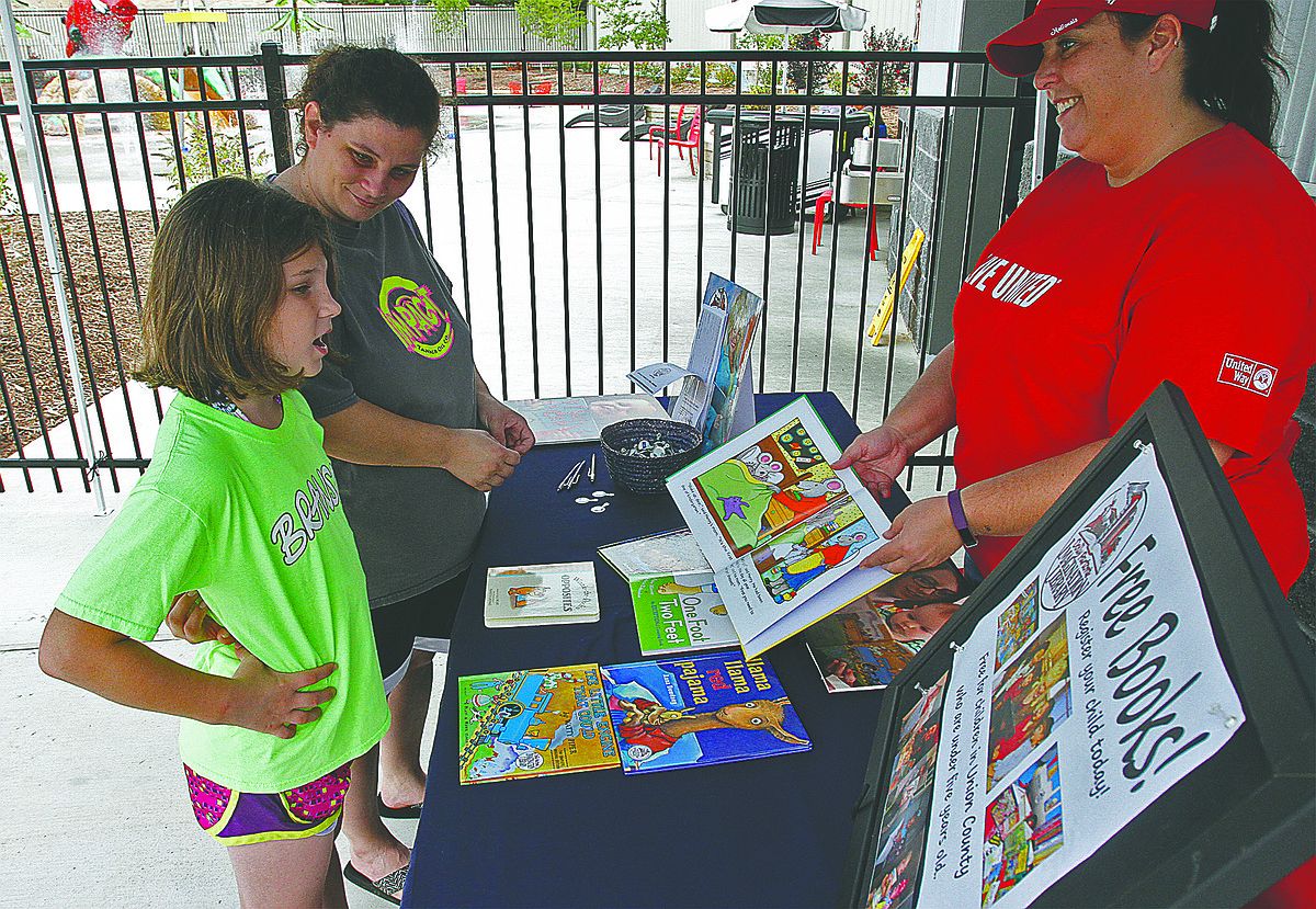 Handing out books | El Dorado News