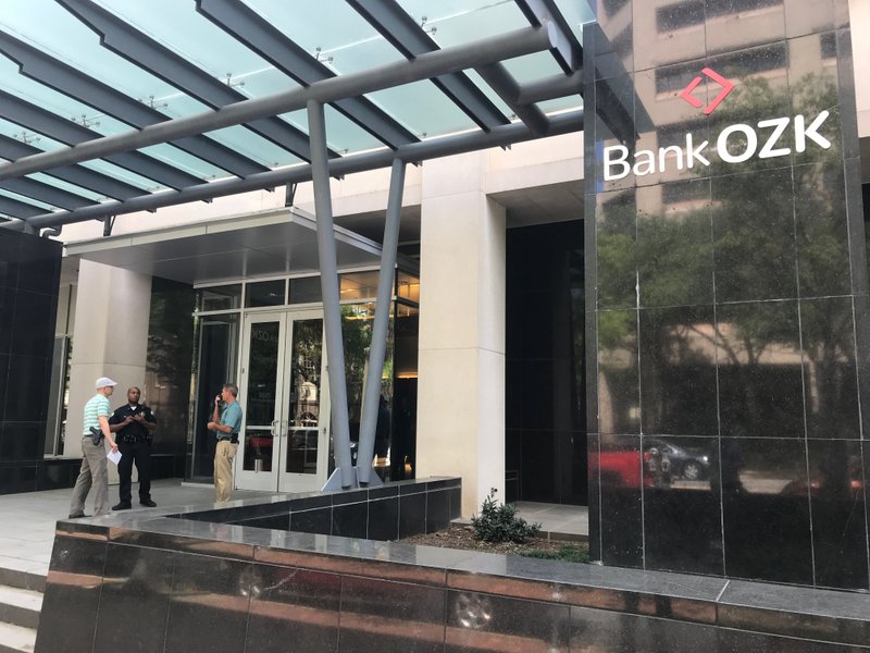 PHOTOS: Man wearing Walmart greeter vest robs downtown Little Rock bank ...