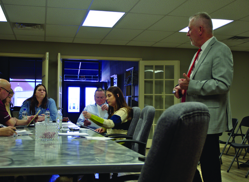 A&P pitches in to revive city streetlight Christmas decorations, aid ...