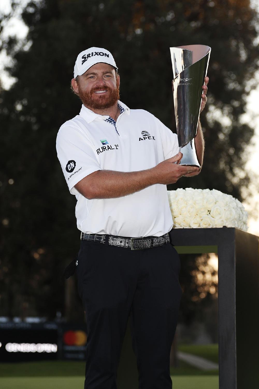 Holmes gets help, first title in 3 years