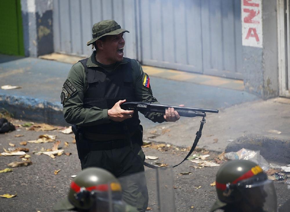 Venezuelans face fire, gas in bid for aid; despite 2 deaths, soldiers ...