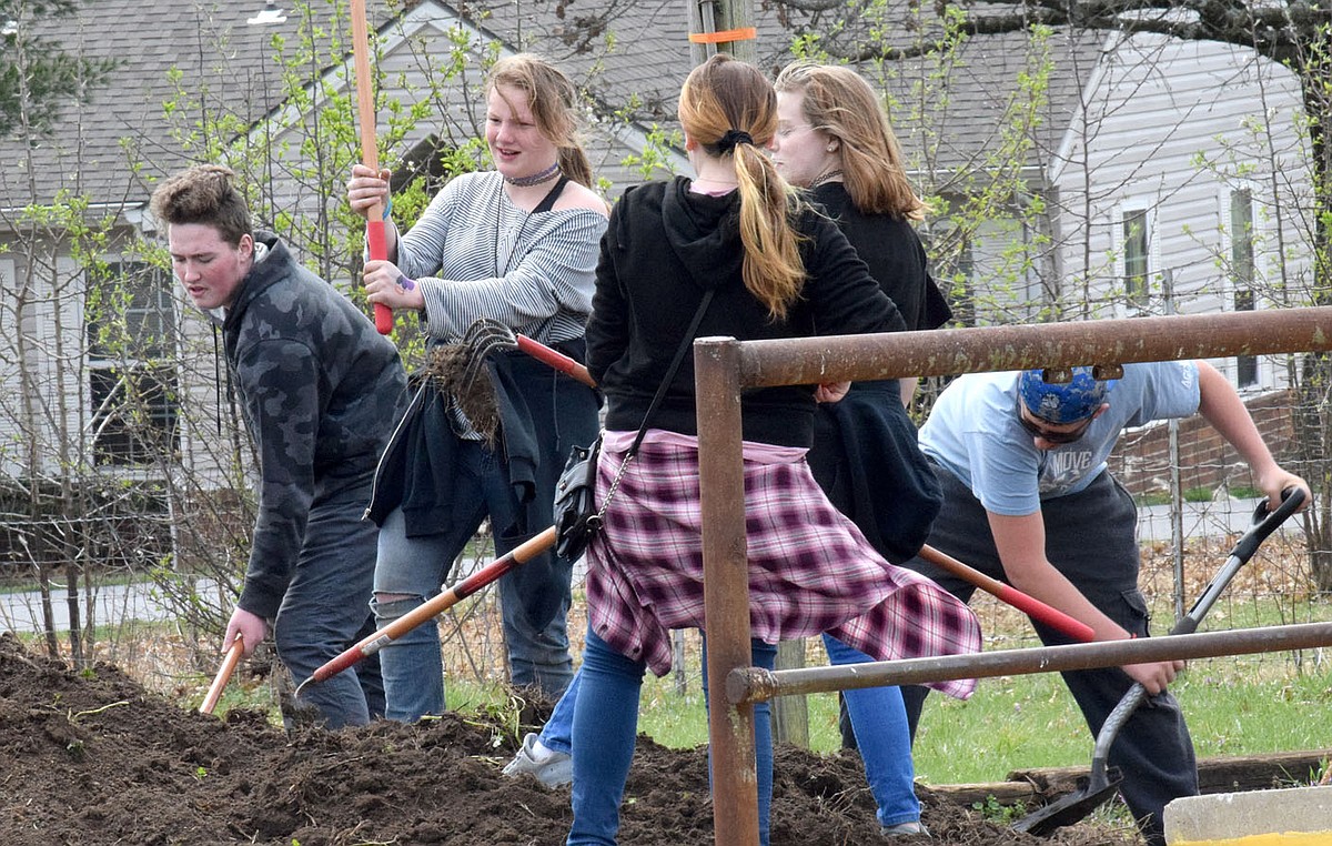 Decatur students learn finer art of growing a garden | Westside Eagle ...