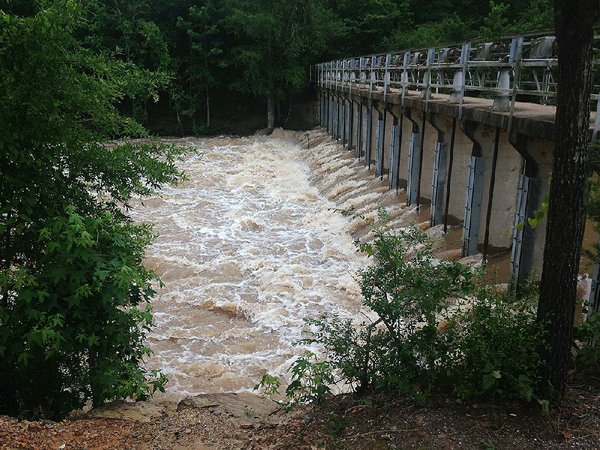 Flood threat rises around Lake Conway