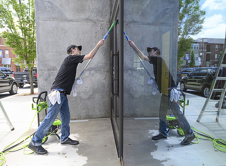 Photos: Two or One Window Washer | Northwest Arkansas Democrat-Gazette