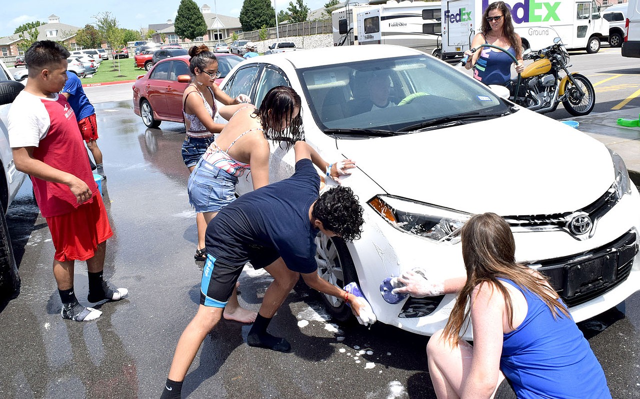 Decatur Cheer Team cleans cars to raise funds | Westside Eagle Observer