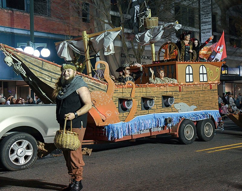 Parade celebrates 'Music of Christmas' | Hot Springs Sentinel Record