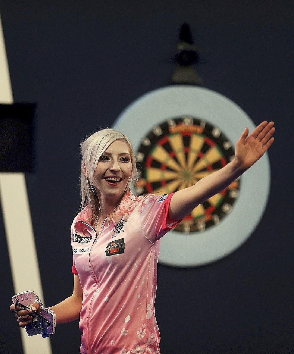 Female darts player breaks barrier, earns fame | The Arkansas Democrat ...