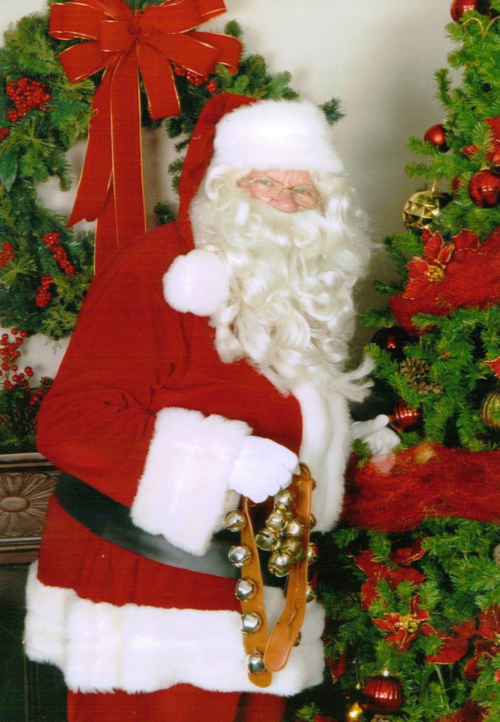 Retired Santa Claus keeps Christmas spirit alive throughout year for ...