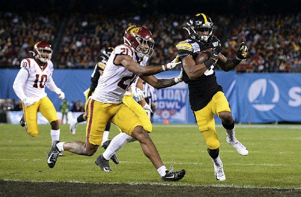Hawkeyes in control after QB injury | The Arkansas Democrat-Gazette ...