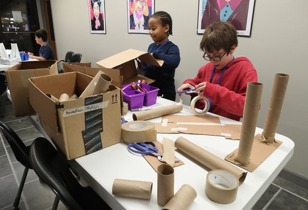 (video) Children have fun while learning at Mid-America Science Museum