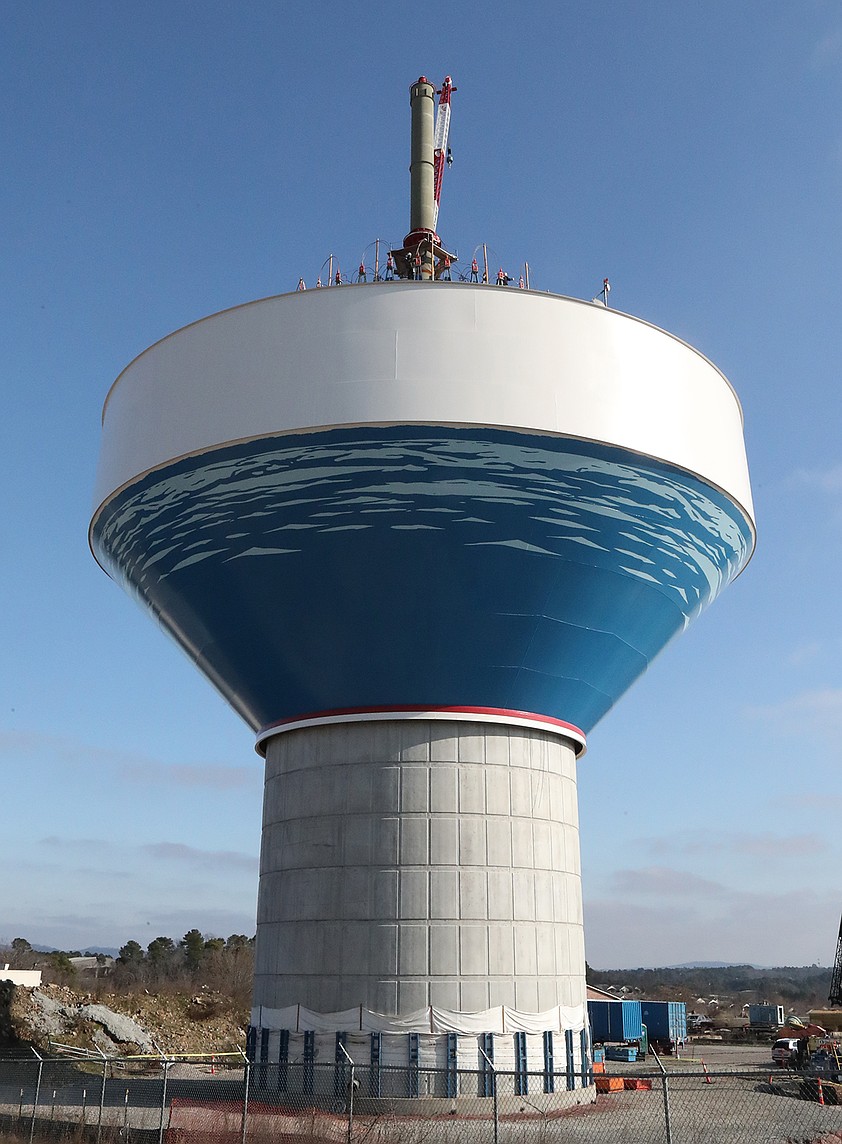 Crew hoists water tank up pedestal | Hot Springs Sentinel Record