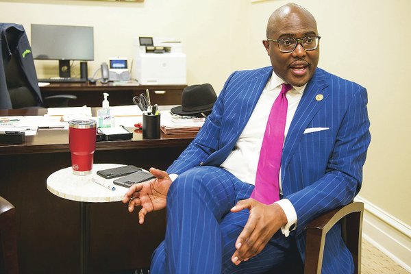 Little Rock mayor says he's shooting for moon