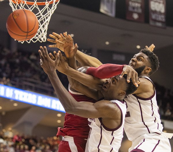 Mitchell scores 25, Texas A& beats Arkansas 77-69