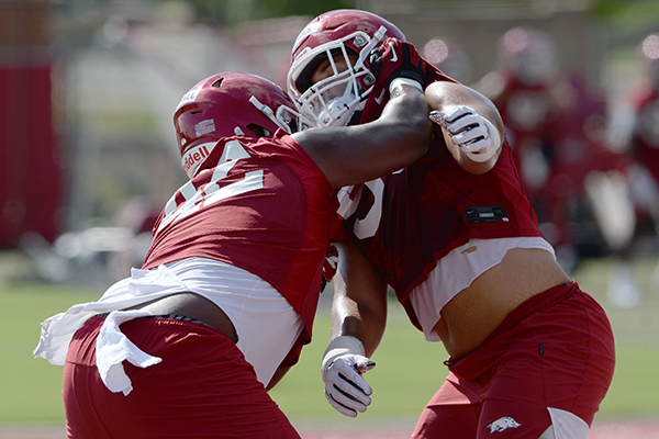 WholeHogSports - Preseason praise: Inexperienced group shows progress