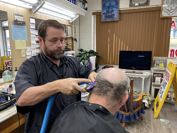 Former guardsmen barbers near old post | Magnolia Banner News