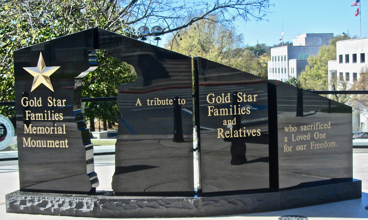 ARKANSAS SIGHTSEEING: See stately sculptures on a walking tour of the ...
