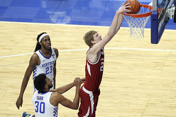 WholeHogSports - Tate's free throws lift Hogs over Kentucky