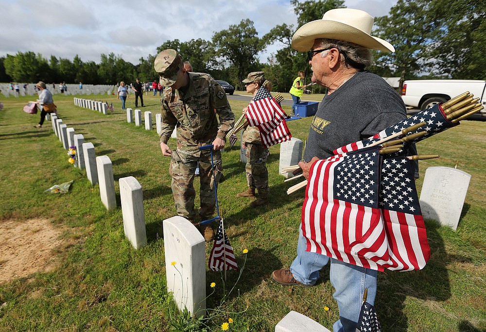 NLR Veterans Cemetery Flag Placement | The Arkansas Democrat-Gazette ...