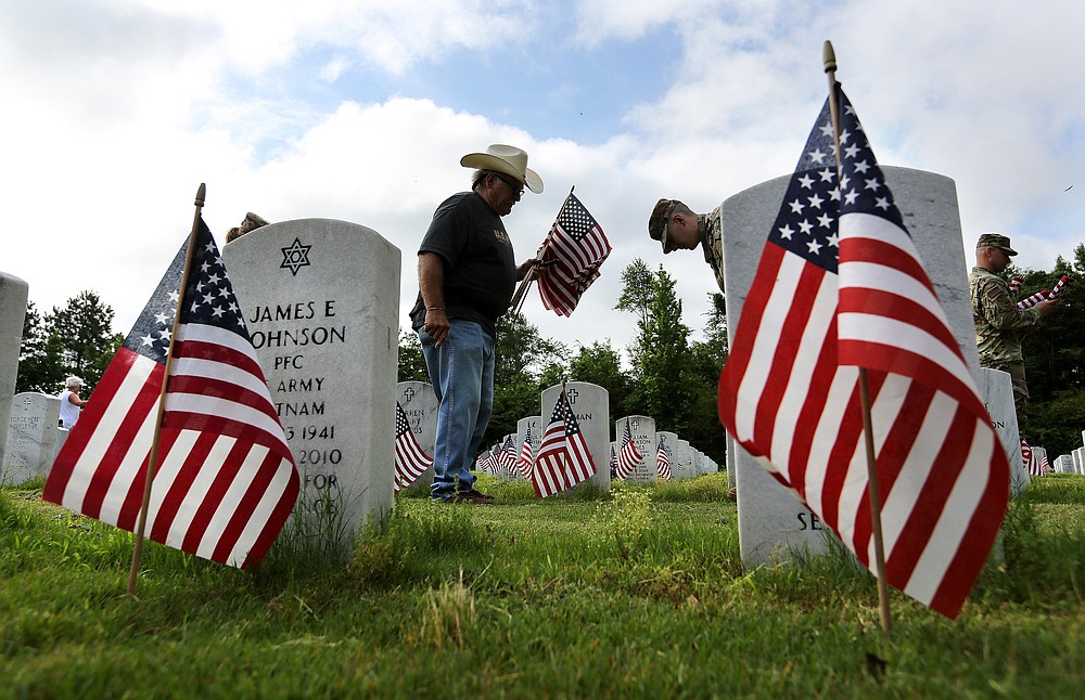 NLR Veterans Cemetery Flag Placement | The Arkansas Democrat-Gazette ...