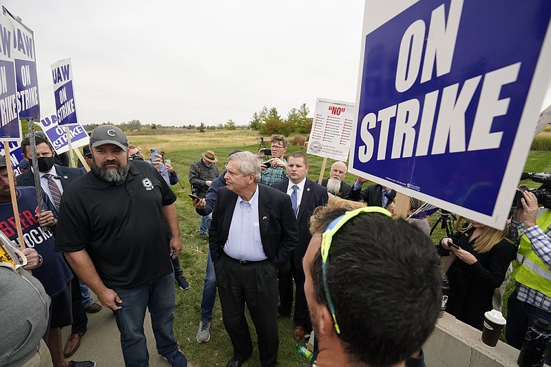 Deere workers take contract, end strike | Northwest Arkansas Democrat ...