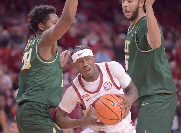 WholeHogSports - Razorbacks hold off late rally, win 9th game in a row