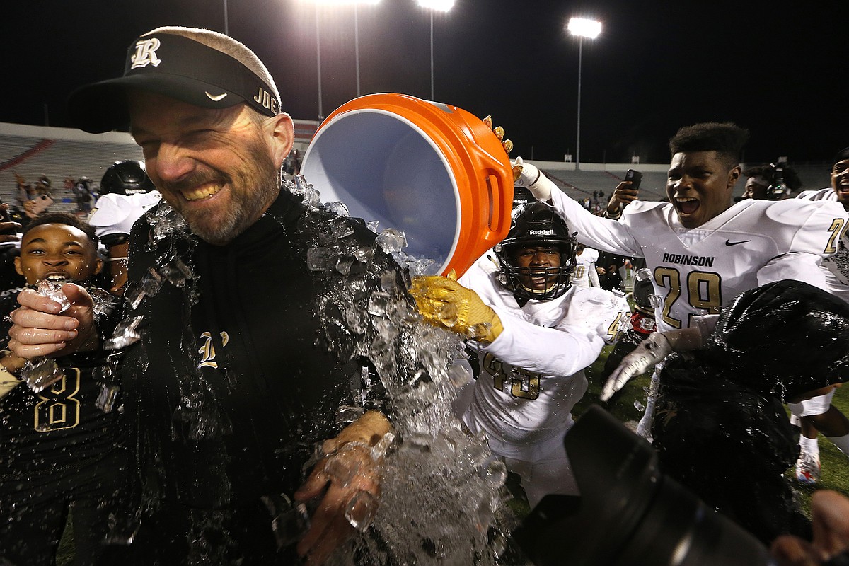 Robinson rules: Senators easily run away from Saints | Northwest ...