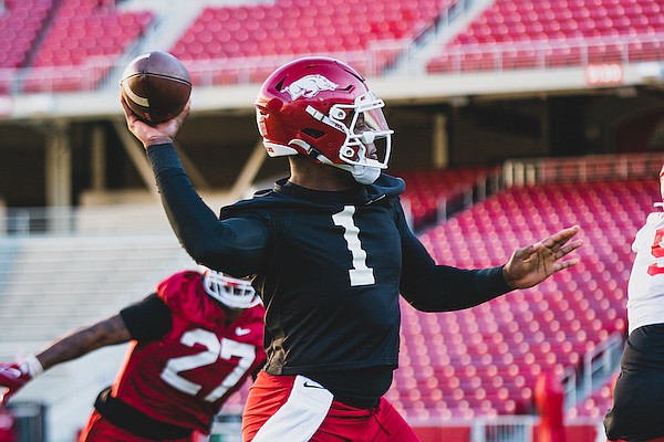 Razorbacks further along on first day of spring drills | Whole Hog Sports
