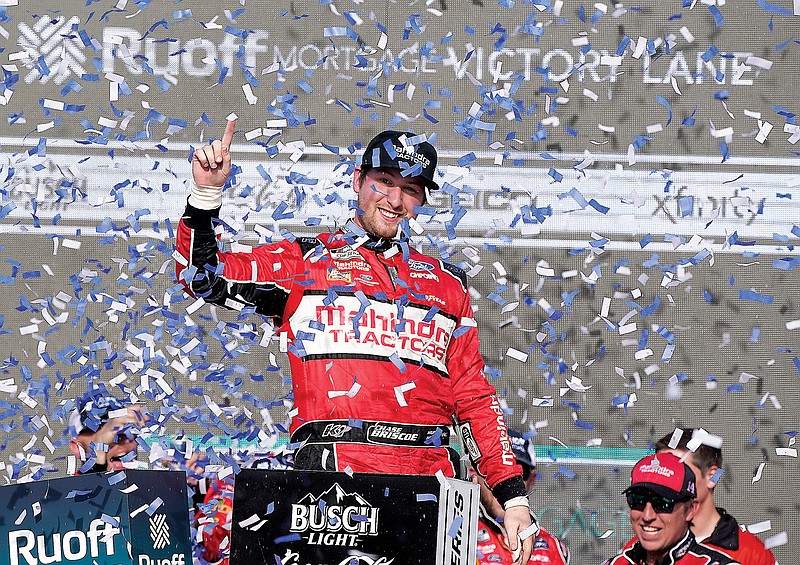 Briscoe pulls away late to win in Phoenix | Fulton Sun