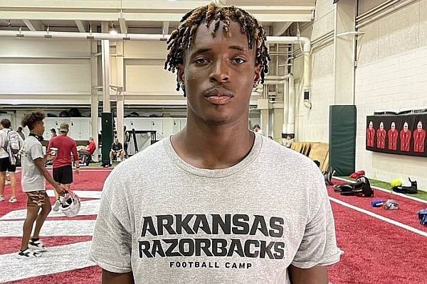 4-star QB picks up tips from KJ Jefferson | Whole Hog Sports