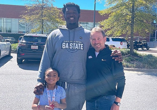 6-foot-8 Alabama lineman enjoys visit | The Arkansas Democrat-Gazette ...