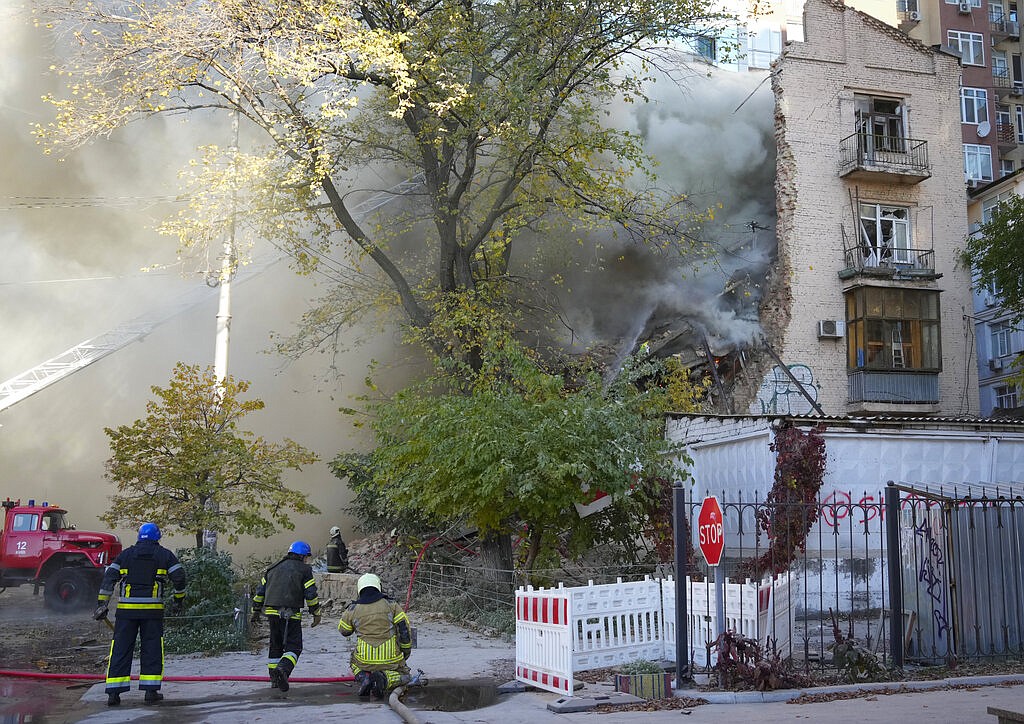 Ukraine: Explosions rock Kyiv, struck by waves of drones | Fulton Sun