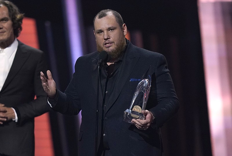 Luke Combs tops CMA Awards; Loretta Lynn, Lewis honored | Chattanooga ...