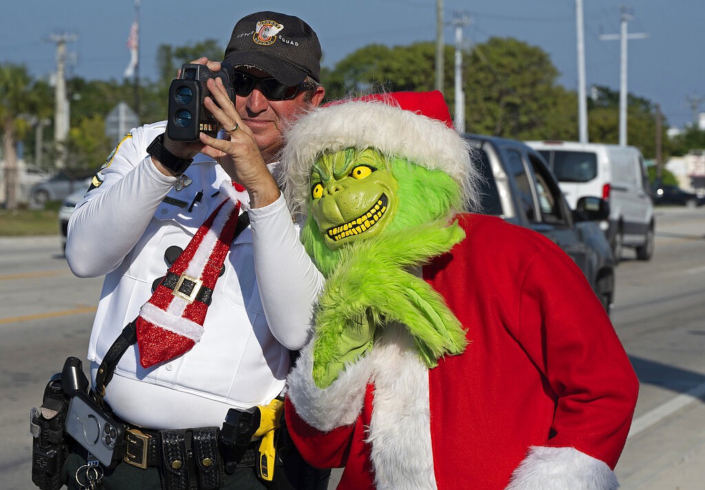 Florida deputy dressed as Grinch gives onions to speeding drivers | The ...
