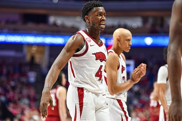 Davis' disruptive defense sets tone | Whole Hog Sports