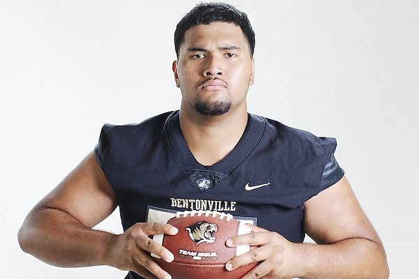 Bentonville's Su'a signs with Razorbacks | Whole Hog Sports
