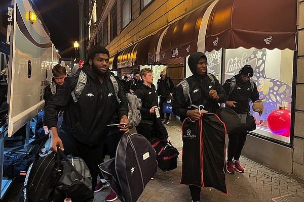 Razorbacks, Jayhawks arrive in Memphis | Whole Hog Sports