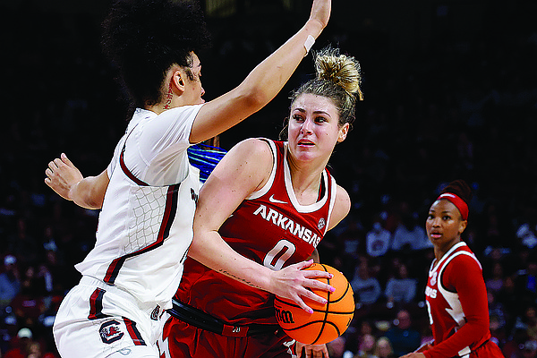 Freshman transfer's versatility ignites Arkansas women | El Dorado News