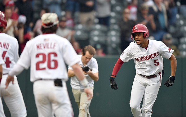 Hogs top Army with 'beautiful' swing by Diggs | Whole Hog Sports