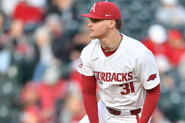 WholeHogSports - Carter saves Razorbacks' 6th consecutive win