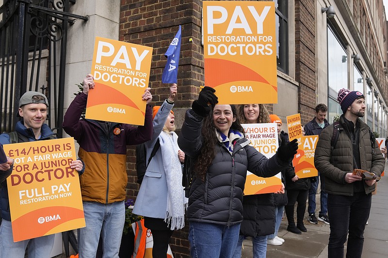 Nurses, paramedics reach pay deal to end England strikes | Chattanooga ...