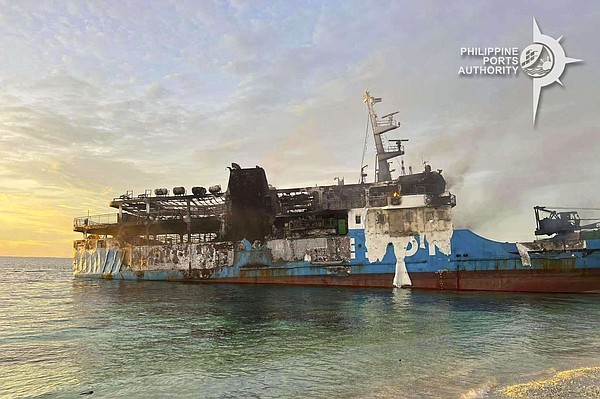 Death scene in burned ferry moves Filipino rescuers to tears ...