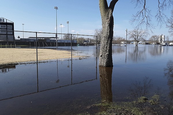 Mississippi River flooding prompts evacuations, sandbagging | Chattanooga Times Free Press