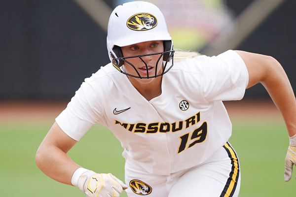 Daly walks off Razorbacks again to win series | Whole Hog Sports