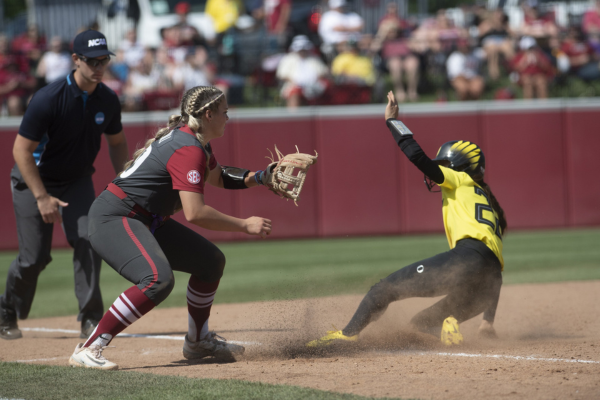 WholeHogSports - Ducks' 8-run fifth puts Razorbacks on brink of elimination