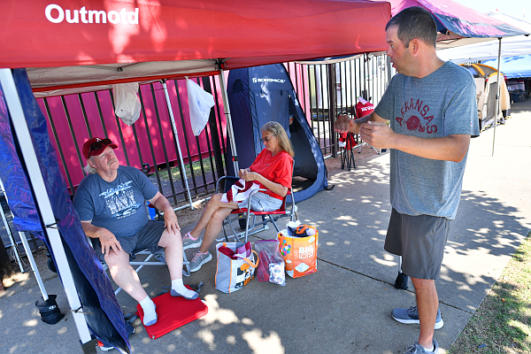 Arkansas fans bring couches and dressers during week-long wait for Hog ...