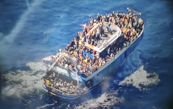 At least 79 dead after overcrowded migrant vessel sinks off Greece ...