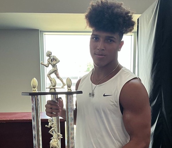 No. 4 ILB in '25 class raves about Arkansas DC, visit | Whole Hog Sports