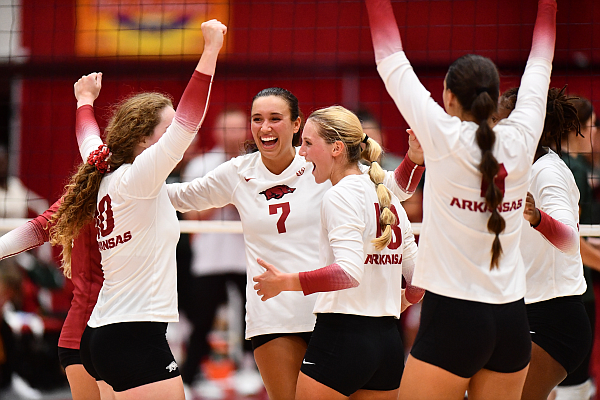 'We were clean': Razorbacks sweep Spartans in front of record-setting ...